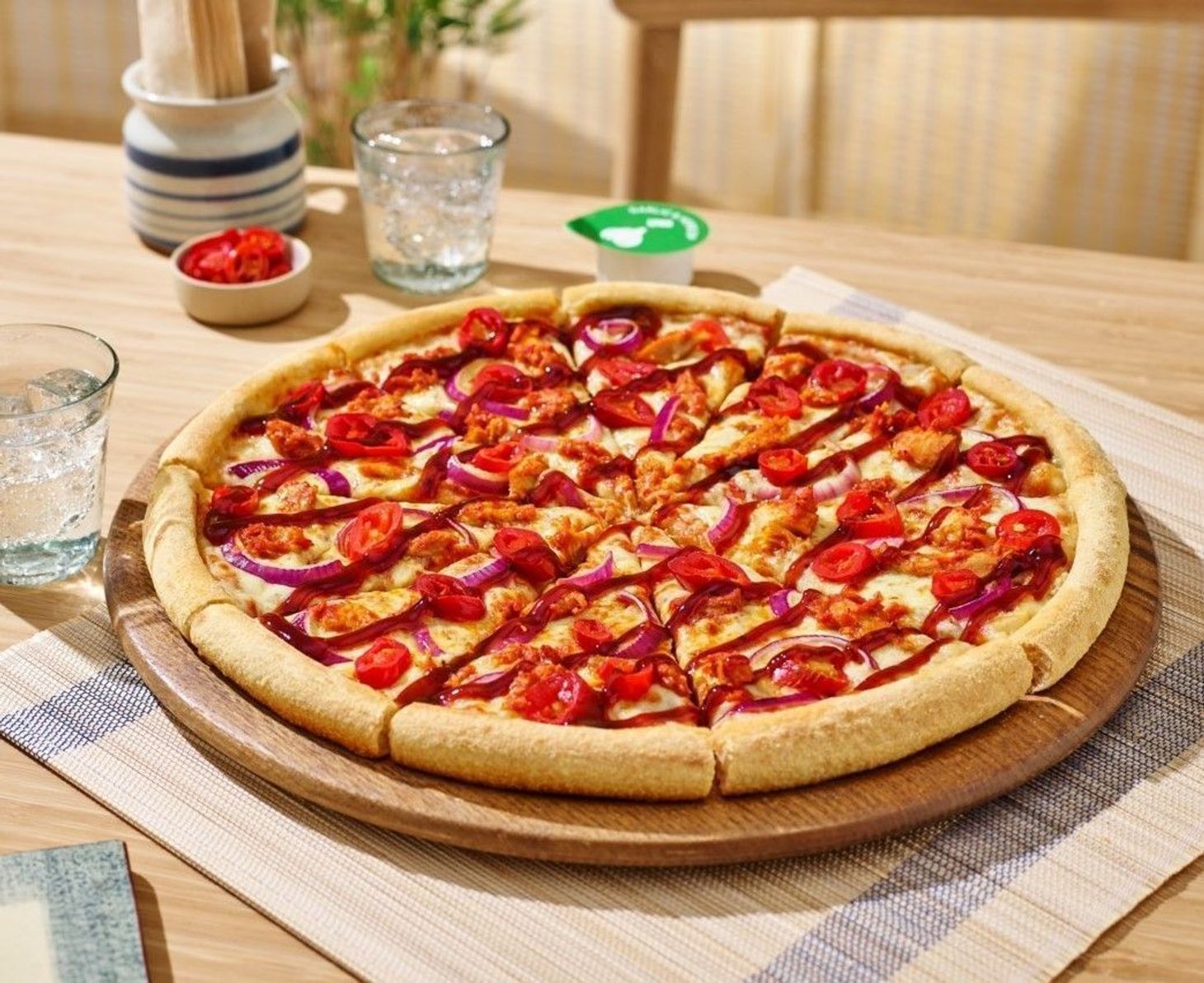 How many slices are in a medium Domino's pizza?