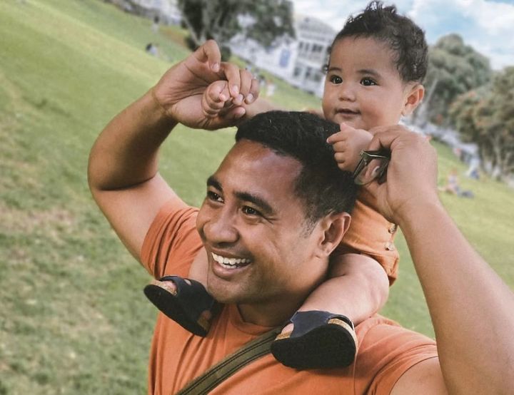 Who are the cast of Ash?