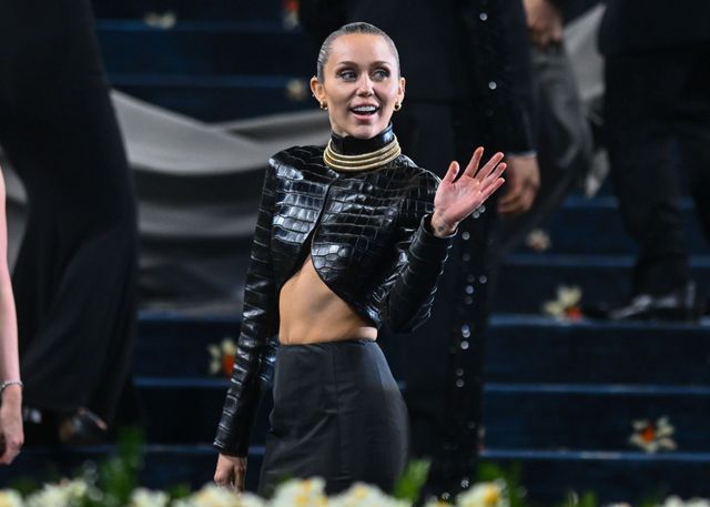 "I'll make my invisible calendar": Fans react excitedly as Miley Cyrus ...