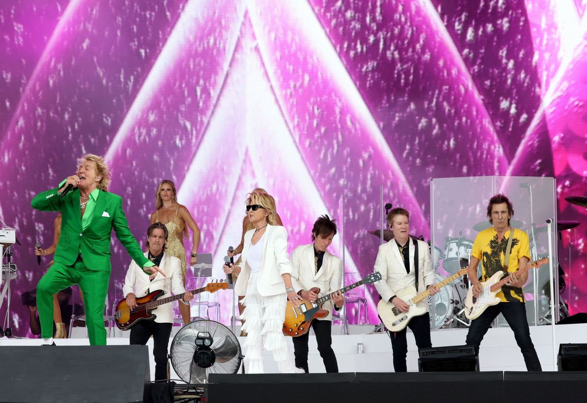 Rod Stewart brings out bandmate Ronnie Wood during Glastonbury Legends slot