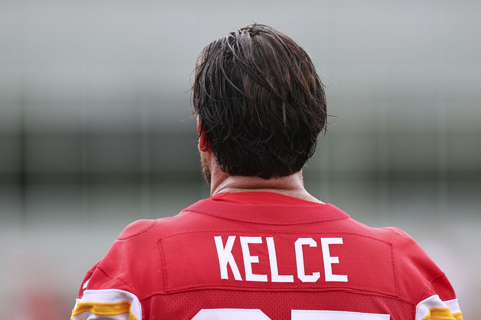 Kansas City Chiefs star Travis Kelce ditches long hair, debuts new look at training camp