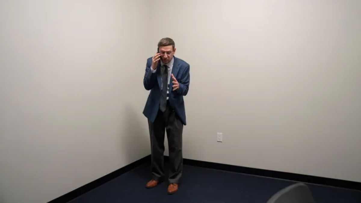 First look at Tim Robinson's written and starrer series The Chair ...