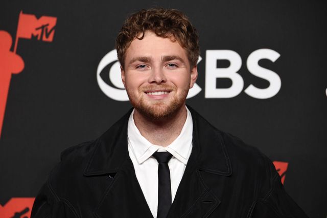 Who is Alex Warren married to? Everything to know about the singer amid his MTV VMAs Best New ...