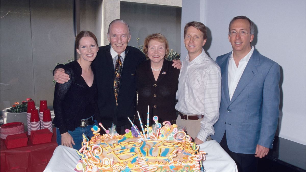 The Young and the Restless star Lauralee Bell pays tribute to her ...