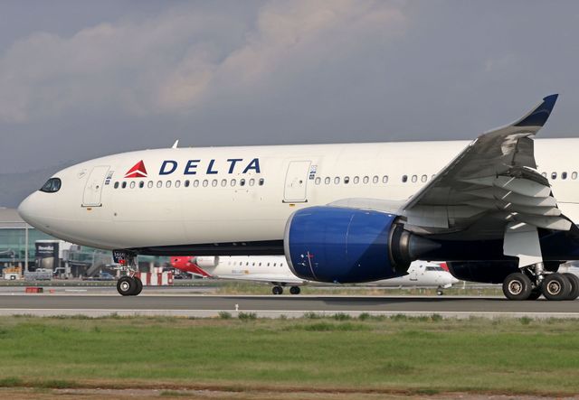 2 Delta jets collide at LaGuardia airport in New York: Everything to know as a flight attendant ...