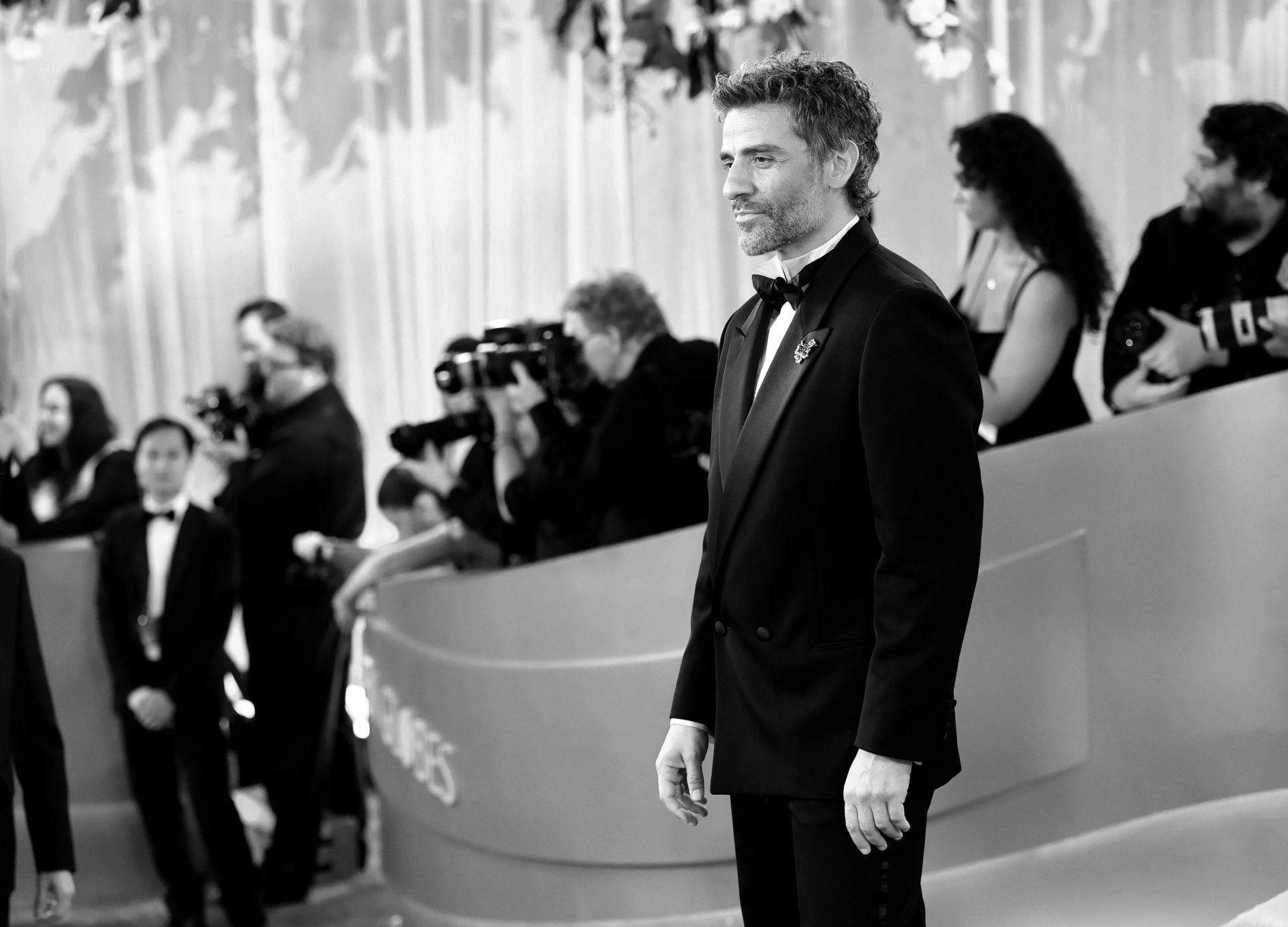 Netflix drops the first exlusive looks at Oscar Isaac and Carey ...