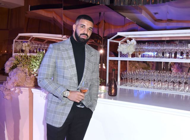 Netizens buzz as Drake becomes the first artist in history to have 300 ...