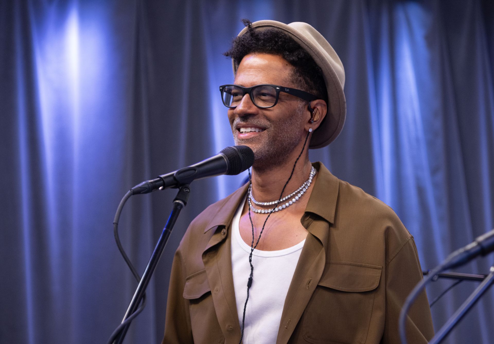Why is Eric Benét questioning Jelly Roll's silence on world issues? R&B ...