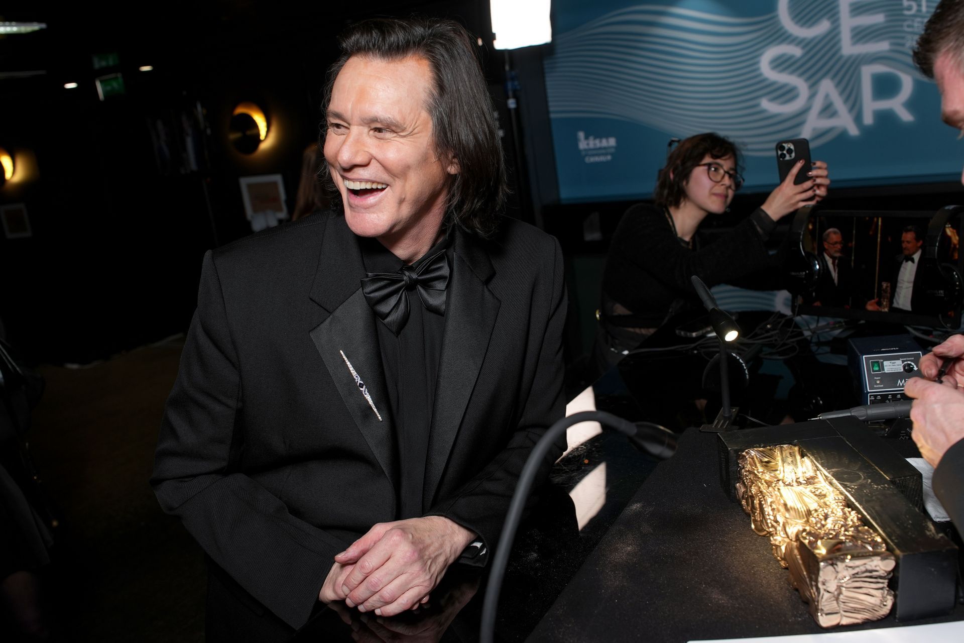 Is Jim Carrey left-handed or right-handed? Cesar Award appearance ...