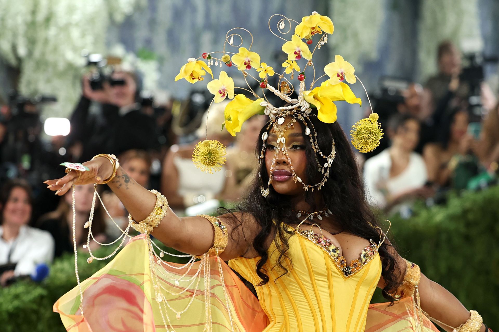 I M The Art Sza Turns Heads In Glowing Sunshine Yellow Bode Gown At