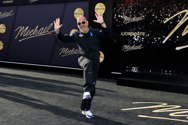 Why does Howie Mandel avoid handshakes? Comedian and podcaster uses ...