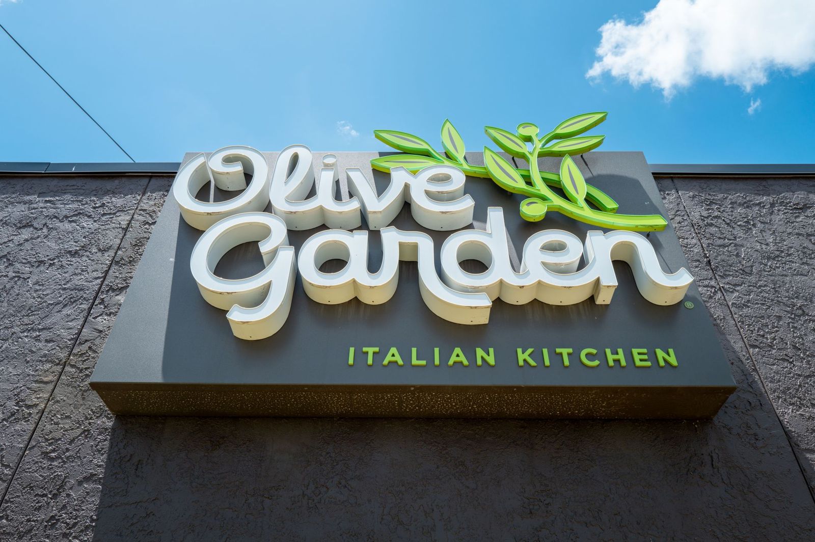 Why is Olive Garden under fire for firing an employee? Complete ...